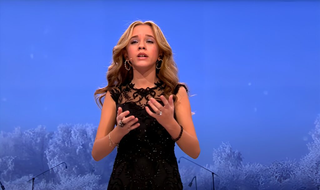 Emma Kok (អាយុ 15 ឆ្នាំ) ច្រៀងបទ “White Christmas” ជាមួយវង់តន្រ្តីរបស់ ...