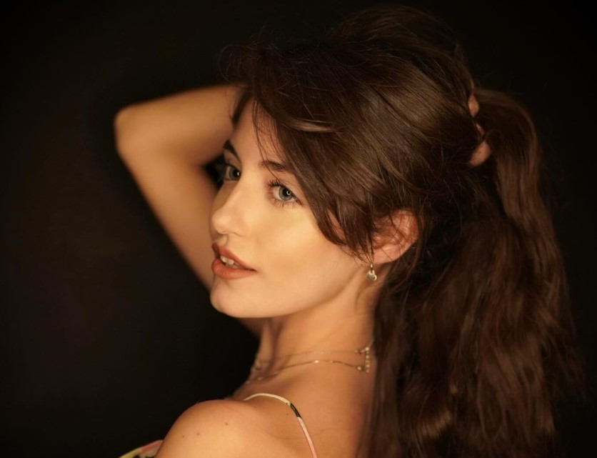 Giulia Falcone reprend "Et si tu n'existais pas" de Joe Dassin et ...