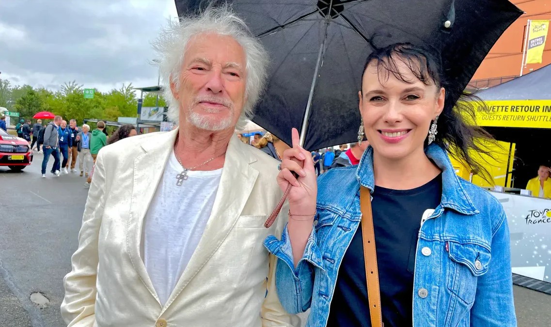 Deux tourtereaux amoureux sur le Tour : Hugues Aufray 93 ans et sa ...