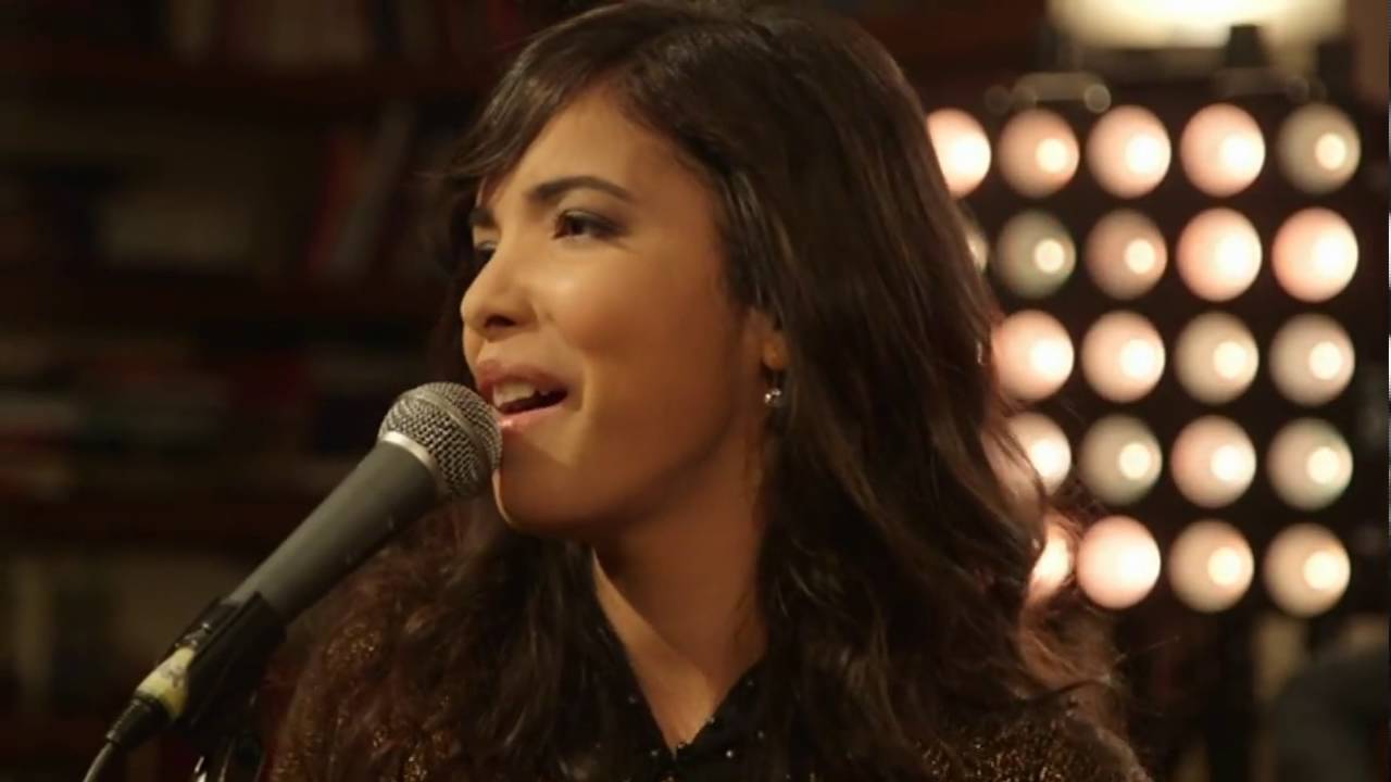 Indila, la discrète pépite. Ecoutez "S.O.S." en Live. | Suis-Nous