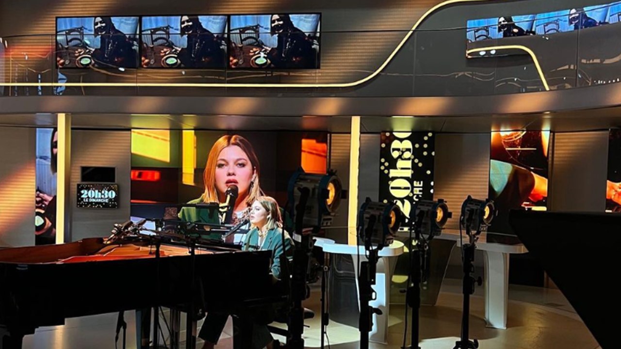 Louane en Live, seule au piano, chez Laurent Delahousse | Suis-Nous