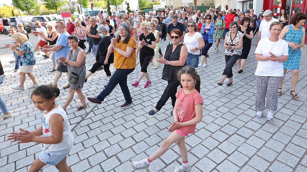 Ambiance Madison ! Line Dance intemporelle. | Suis-Nous