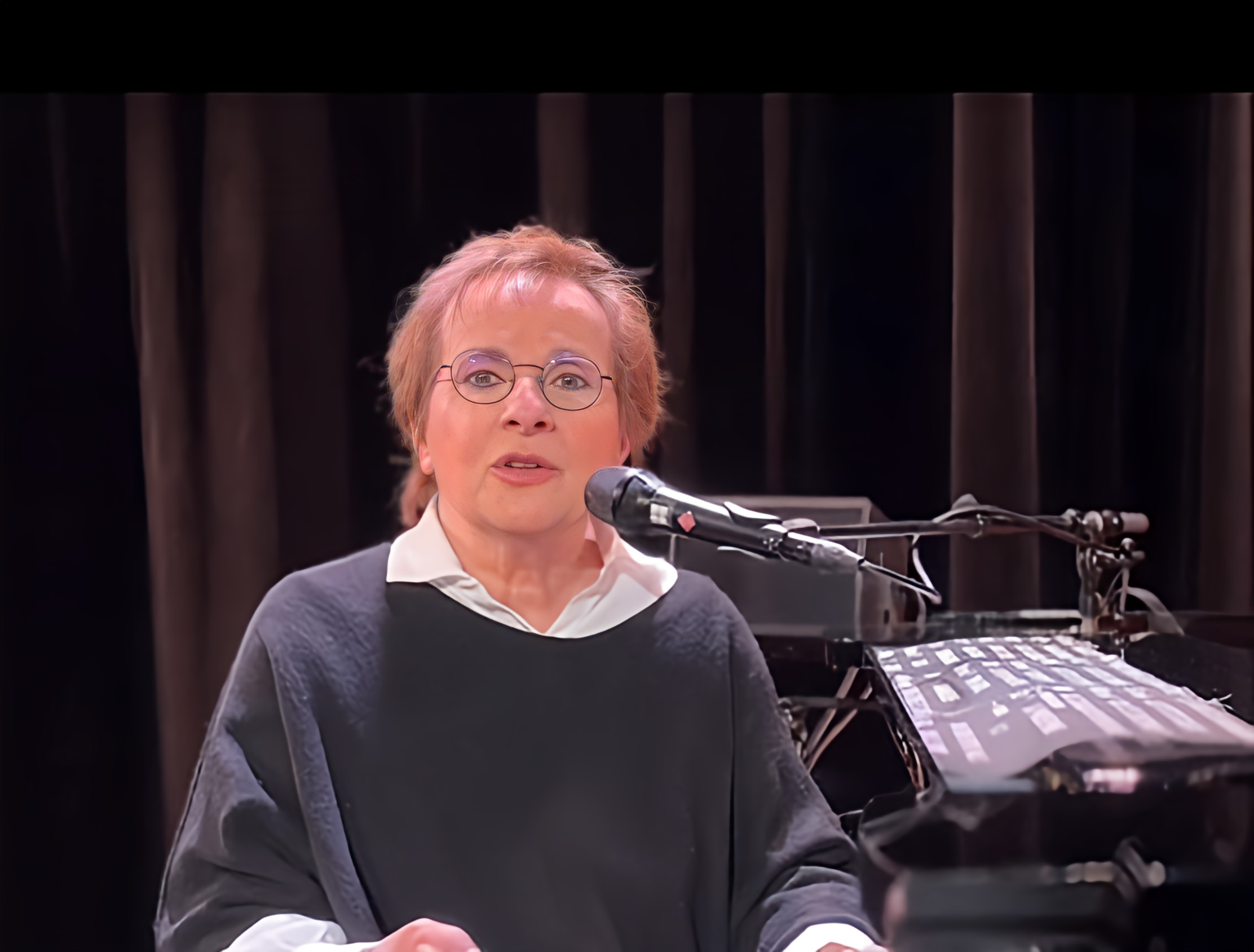 Bon anniversaire à Marie-Paule Belle (78 ans). Elle a fêté ses 50 ans ...