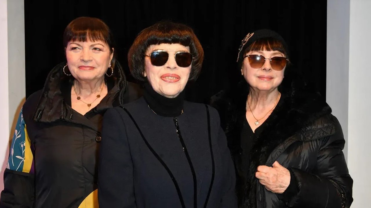 Un trio inattendu au défilé Fashion Week: Mireille Mathieu et deux de ...