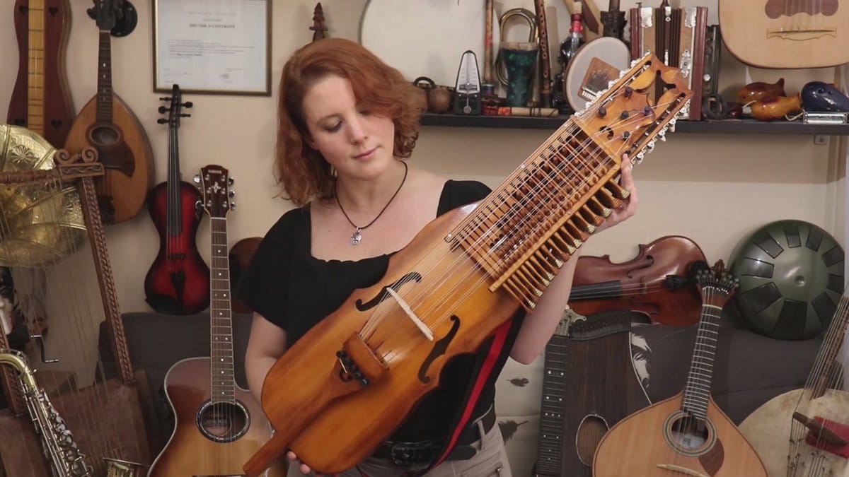 Le Nyckelharpa, cet instrument emblématique de la Suède | Suis-Nous