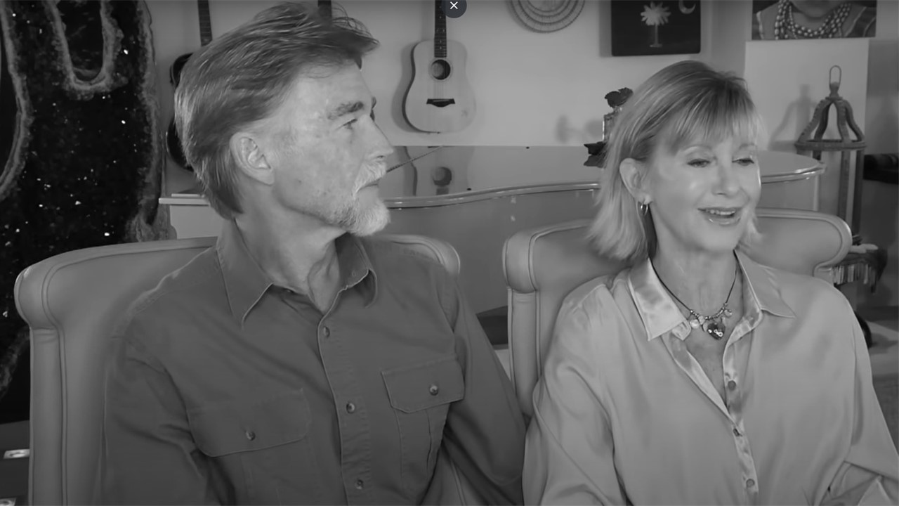 Interview d'Olivia Newton John et John Easterling en août 2020 | Suis-Nous