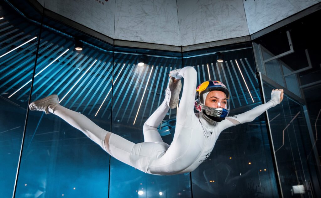 Elle danse en apesanteur dans un simulateur. | Suis-Nous