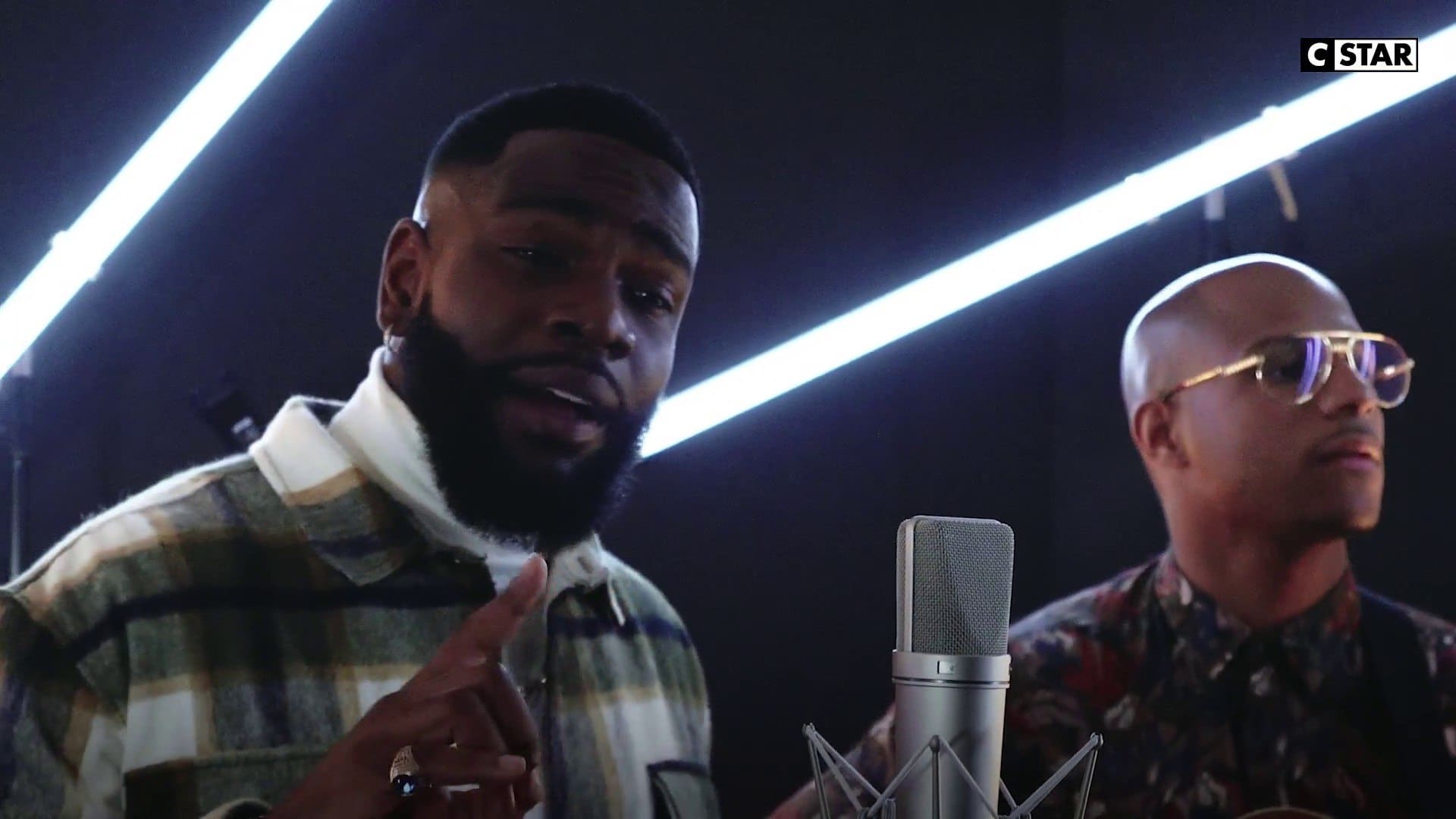 Tayc chante "Le temps" en Live. Juste sa voix et une guitare... | Suis-Nous