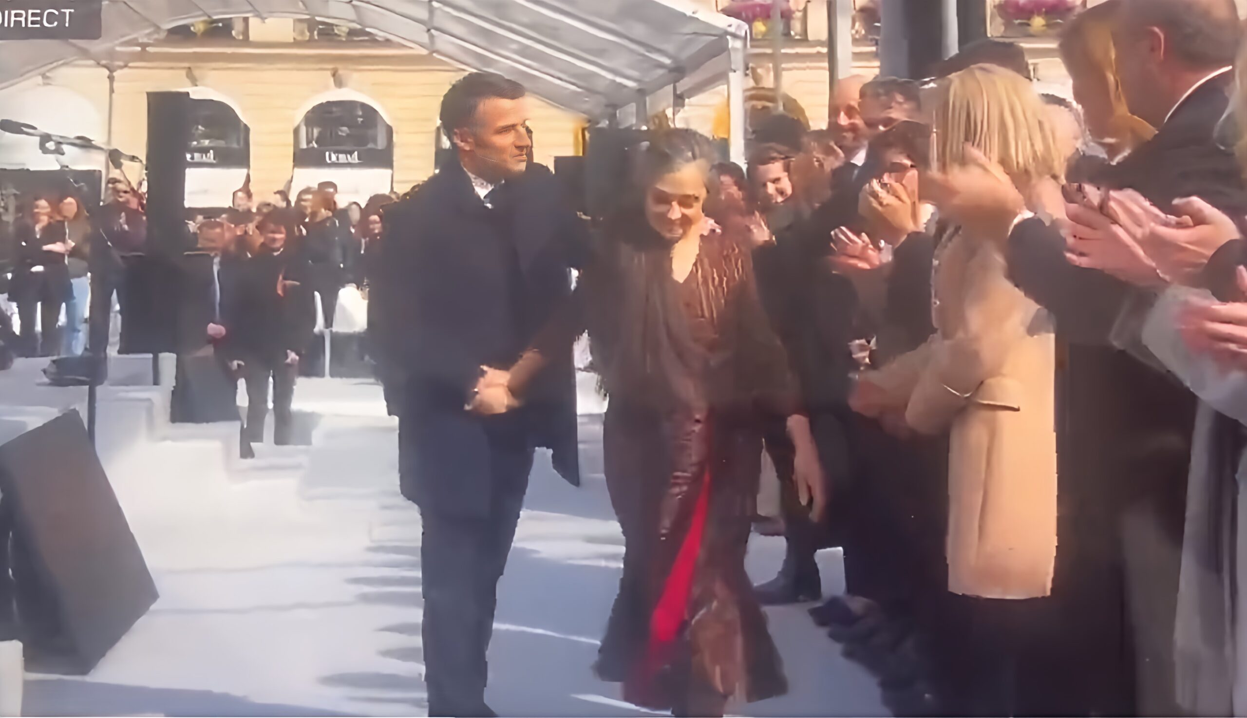 Cérémonie IVG dans la constitution : Après sa "Marseillaise" revisitée ...