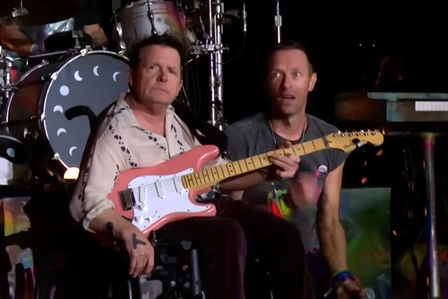 Em show em Glastonbury, Coldplay convida Michael J.Fox ao palco diante ...