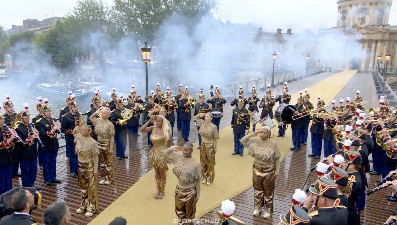 Aya Nakamura with the Republican Guard | Follow Us