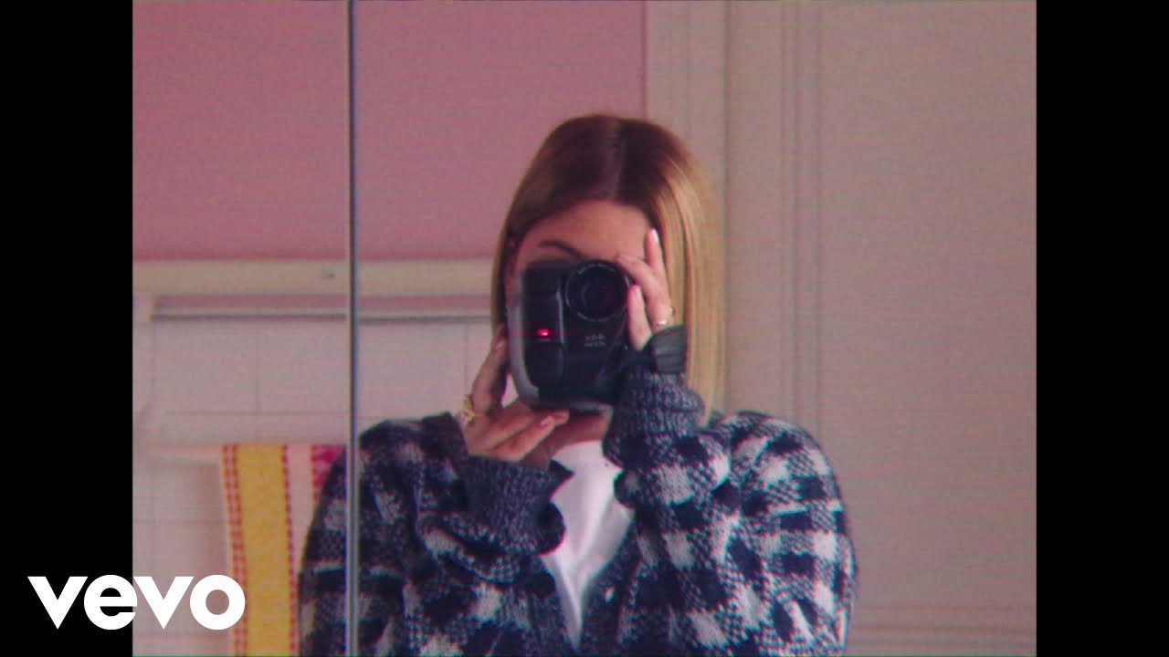 Louane "Secret" extrait de l'album "Sentiments" - Suis-Nous.com